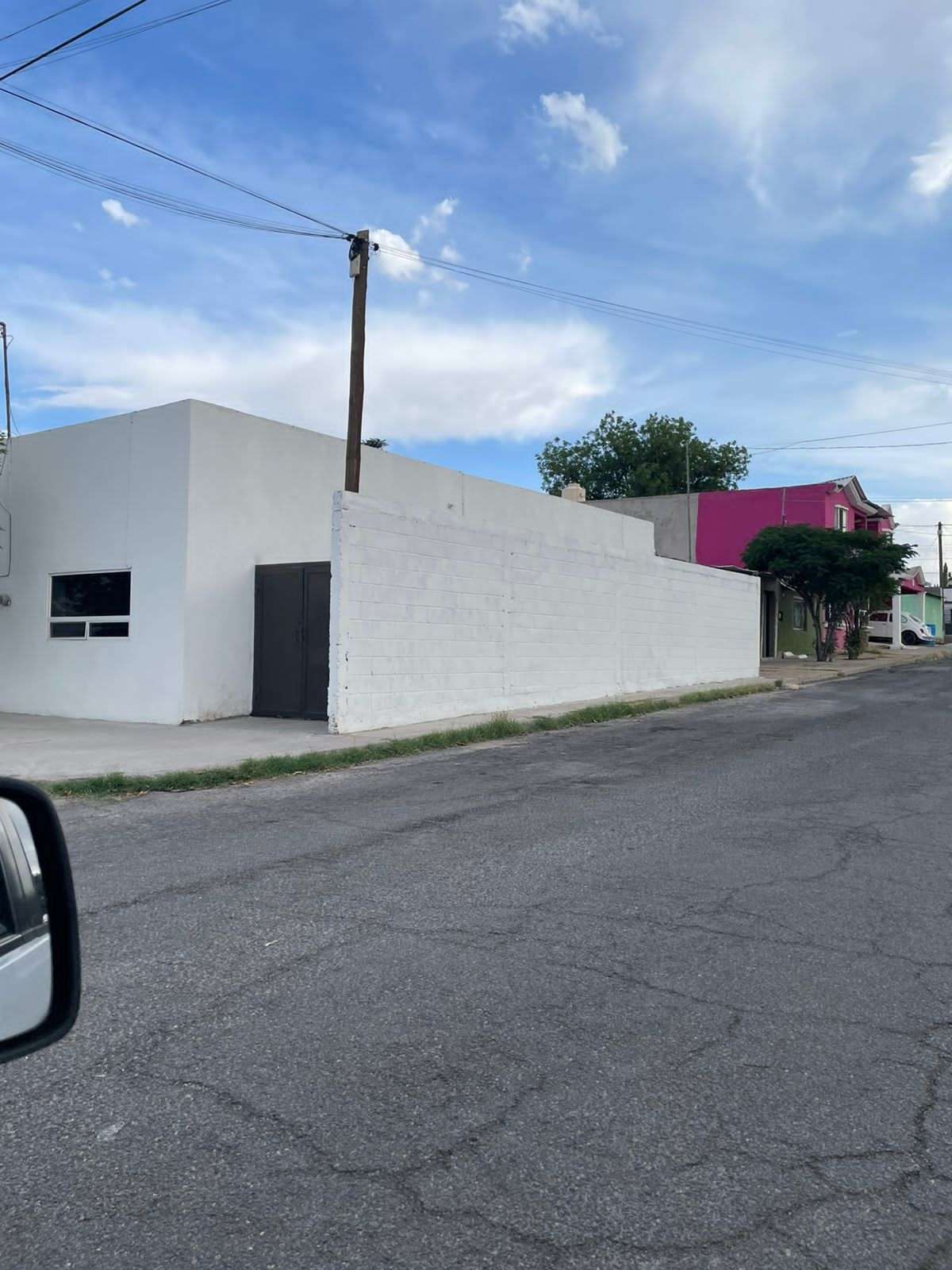 Amplían casa y queda adentro poste de Telmex | El Bordo