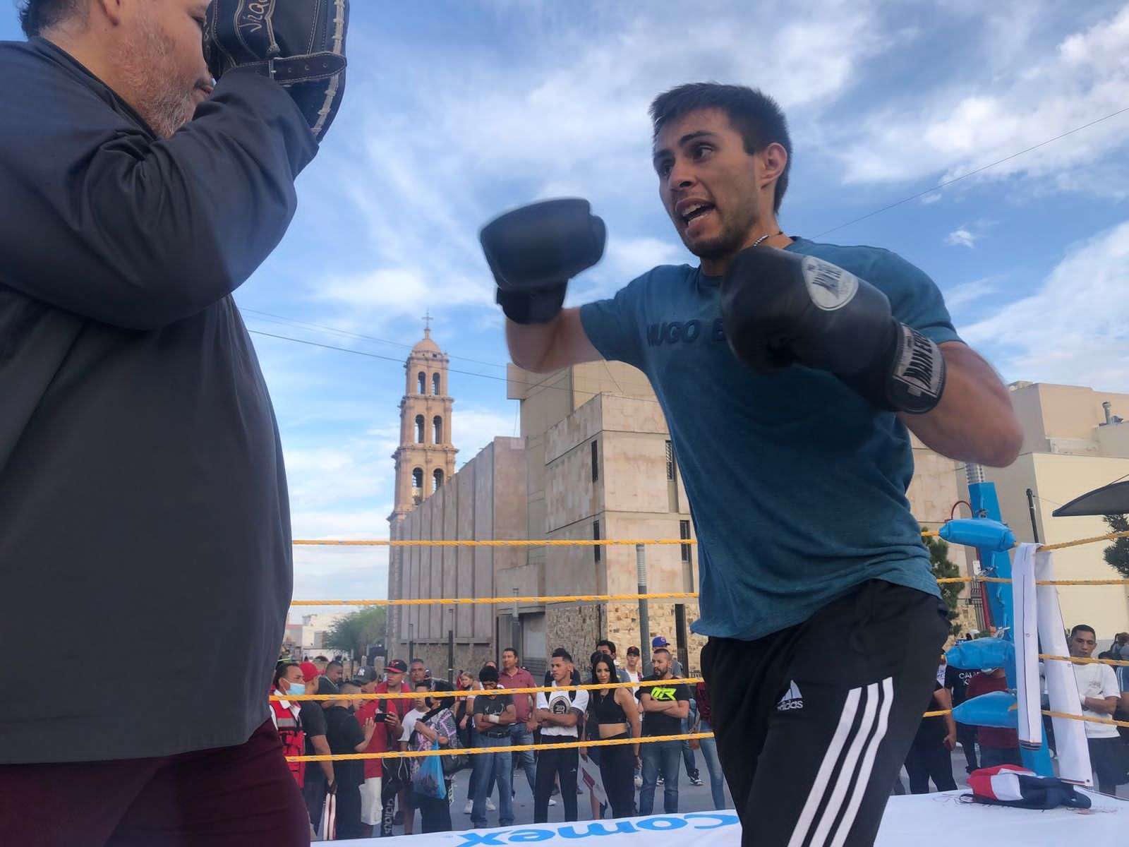 Se preparan Micky Román y la Bonita Fernández para subir al encordado ...