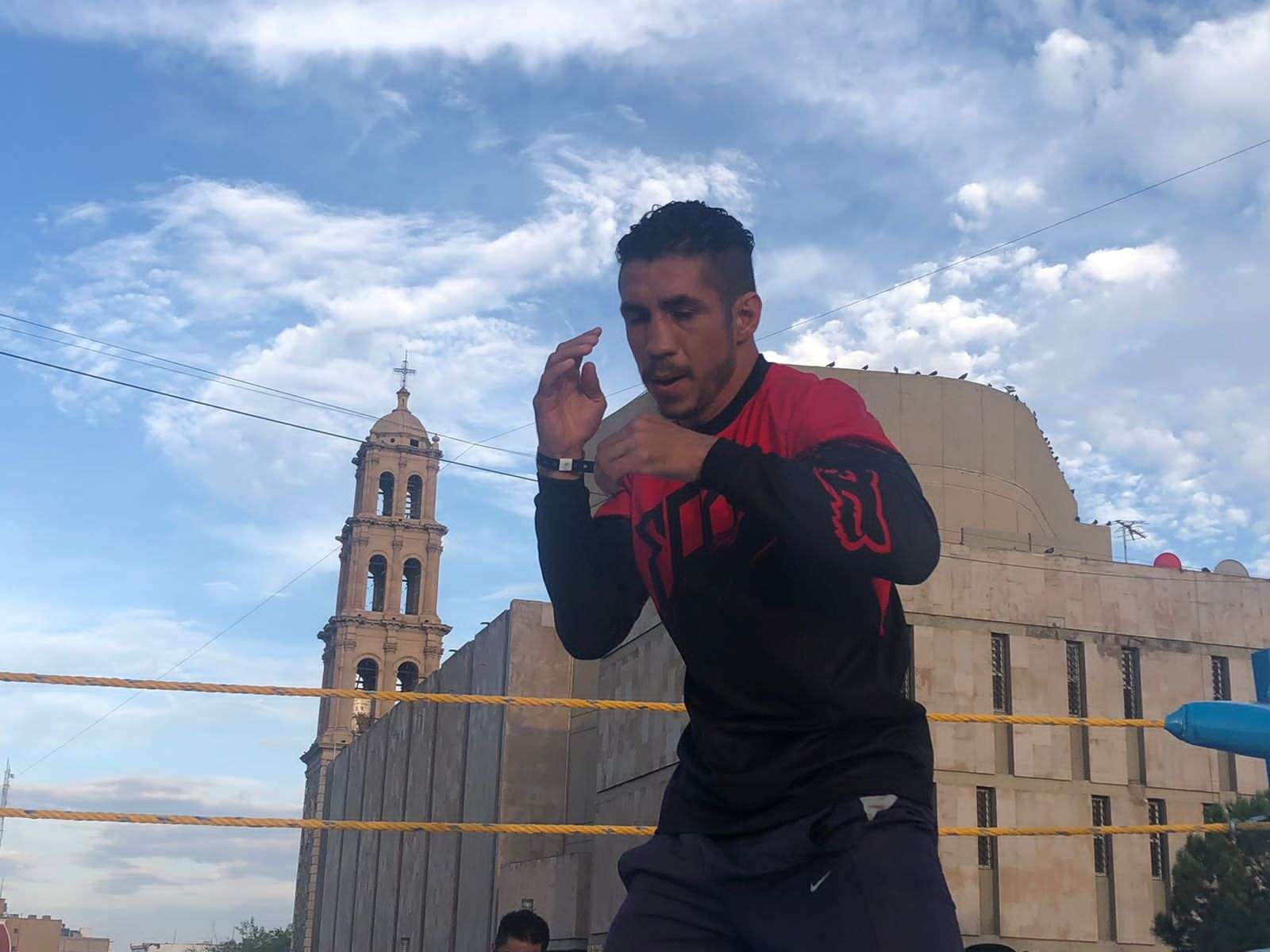 Se preparan Micky Román y la Bonita Fernández para subir al encordado ...