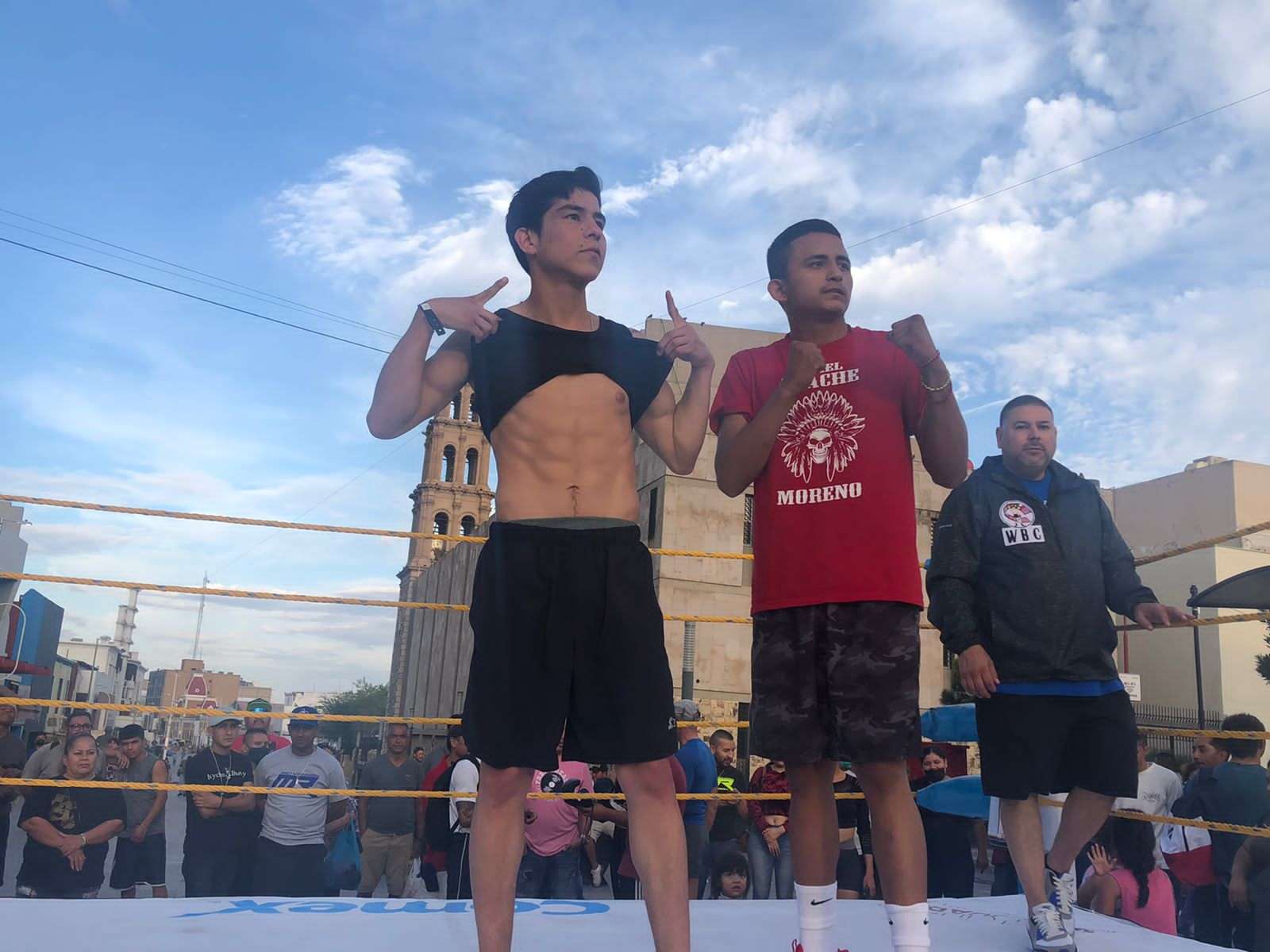 Se preparan Micky Román y la Bonita Fernández para subir al encordado ...