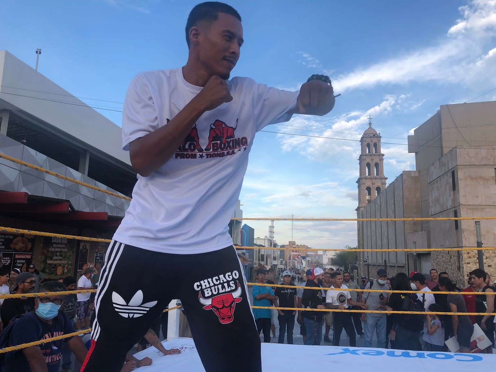 Se preparan Micky Román y la Bonita Fernández para subir al encordado ...