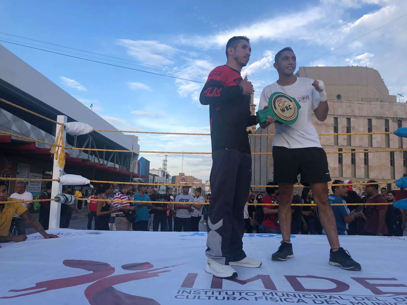 Se preparan Micky Román y la Bonita Fernández para subir al encordado ...