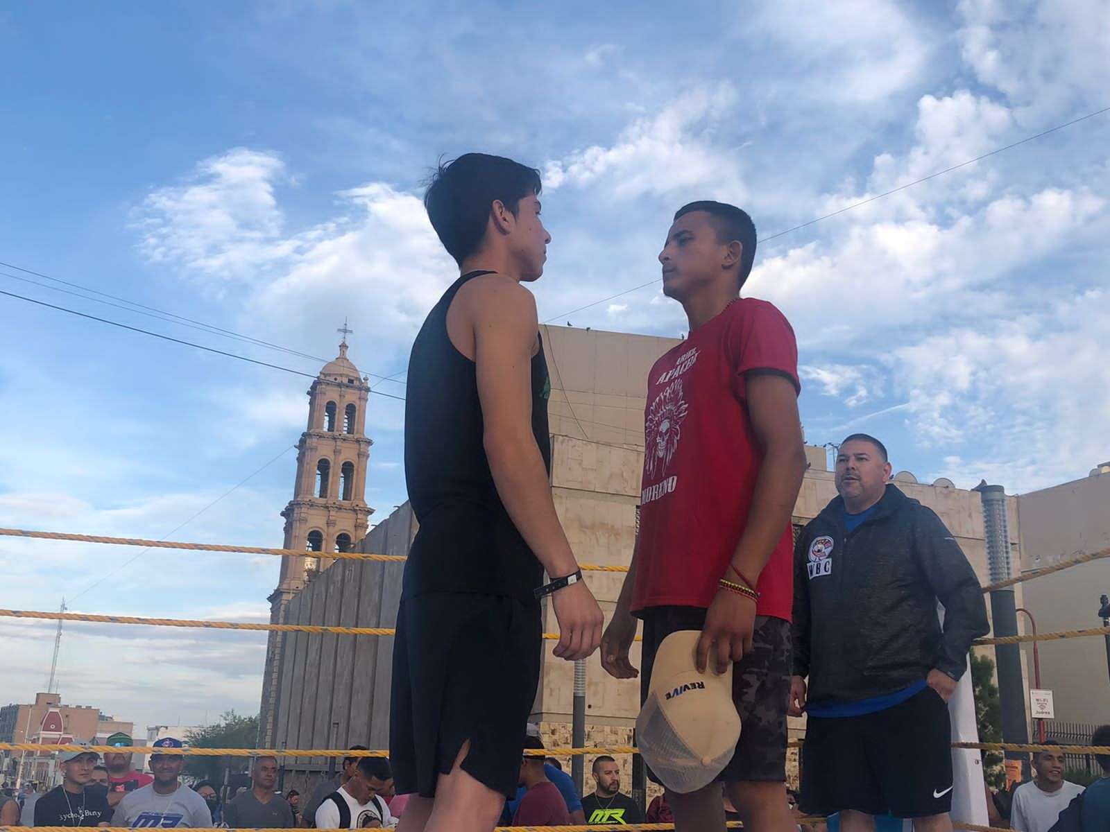 Se preparan Micky Román y la Bonita Fernández para subir al encordado ...