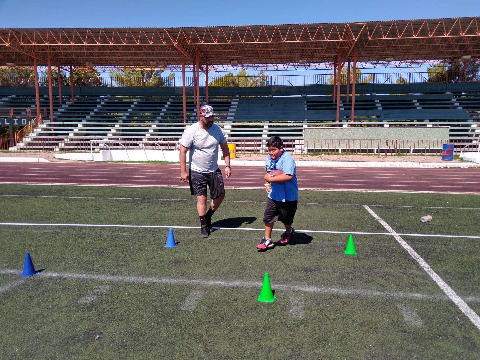 Convivió con niños juarenses el ex jugador de la NFL, Ramiro Prunda ...