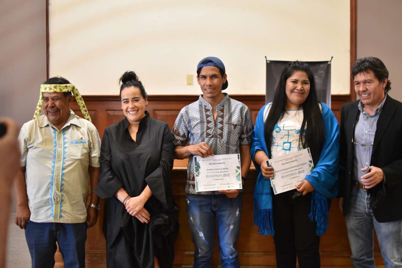 Oradora pima y escritor rarámuri reciben premio de literatura indígena ...