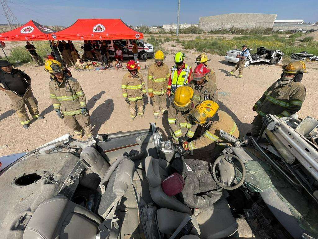Utilizan bomberos equipo de extricación para rescatar a dos mujeres en ...