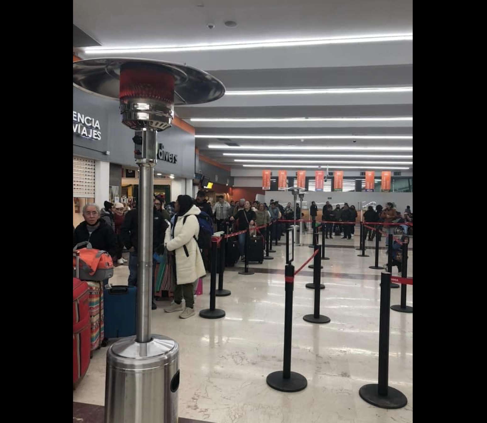 Un calentón de exteriores adentro... ¡del aeropuerto! | El Bordo