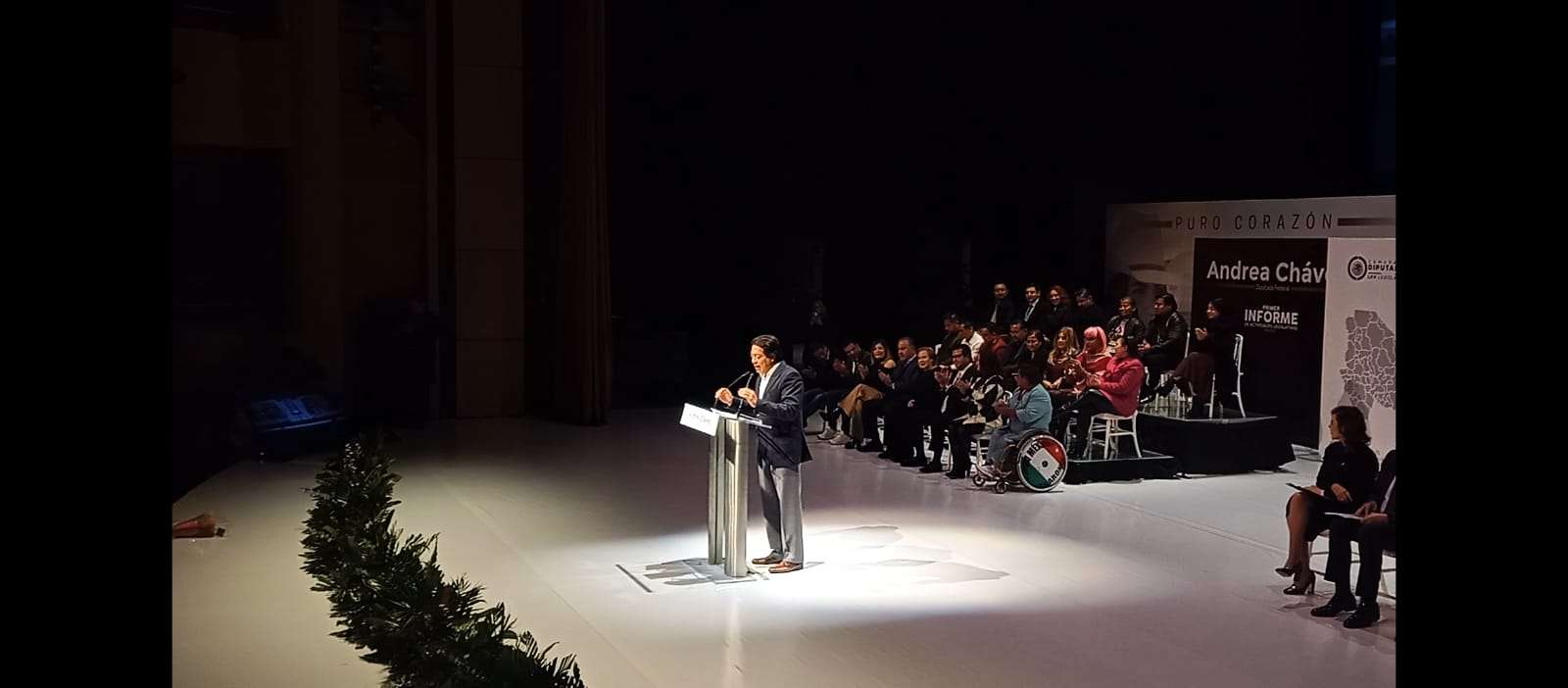 Video: Abuchean a Loera y Mario Delgado en informe de Andrea Chávez ...