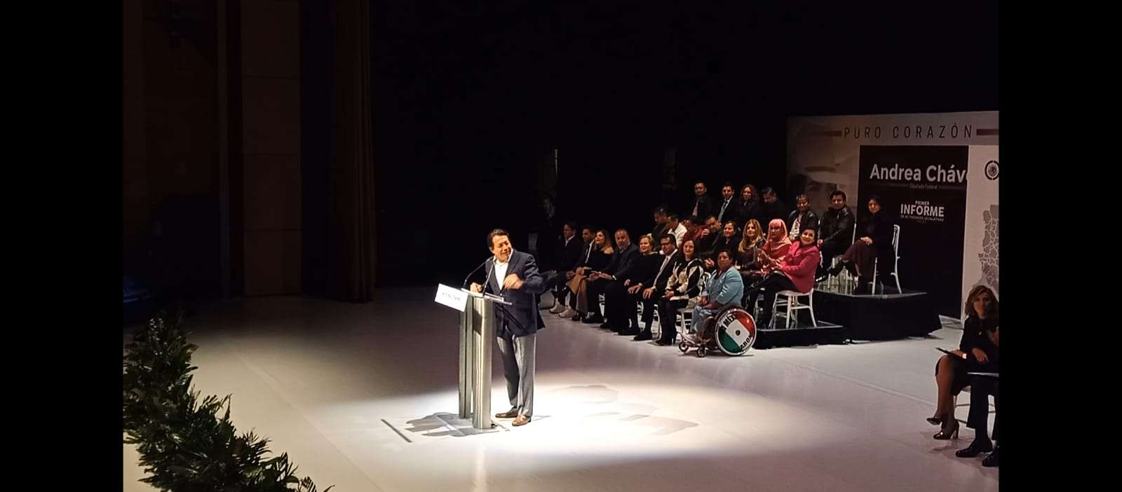 Video: Abuchean a Loera y Mario Delgado en informe de Andrea Chávez ...