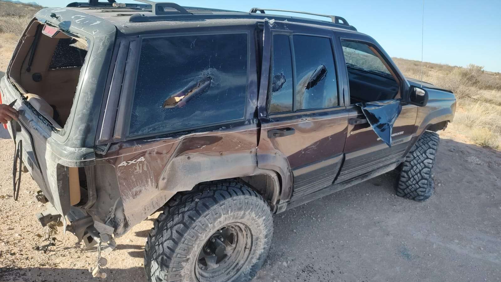 Encuentran abandonada camioneta chocada y dañada a balazos | El Bordo