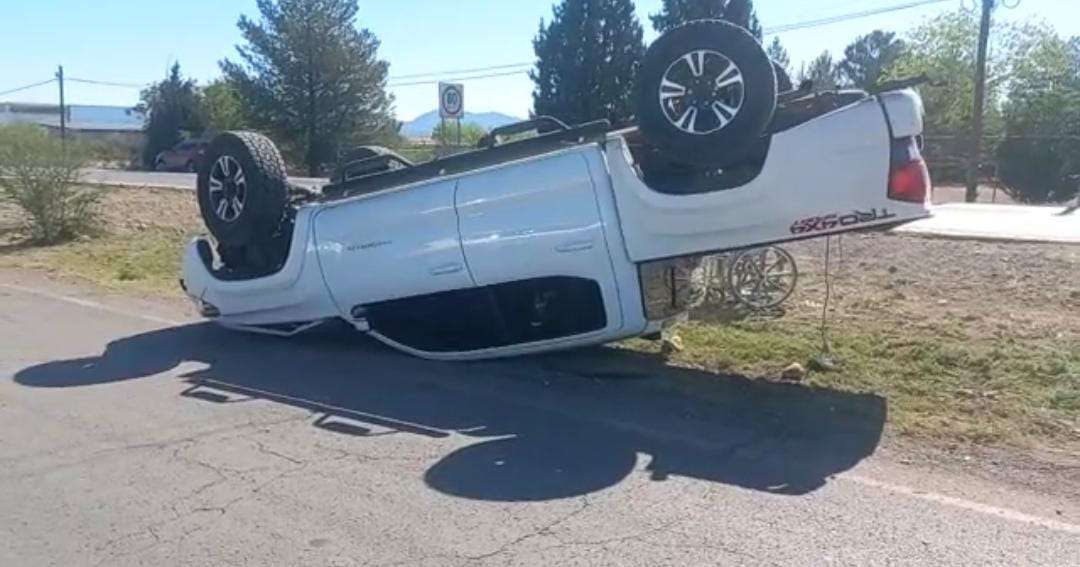 Aparatosa volcadura deja un lesionado en carretera Chihuahua - Aldama | El Bordo