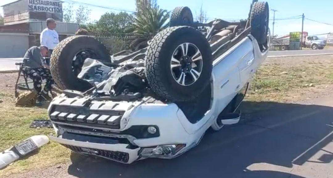 Aparatosa volcadura deja un lesionado en carretera Chihuahua - Aldama | El Bordo