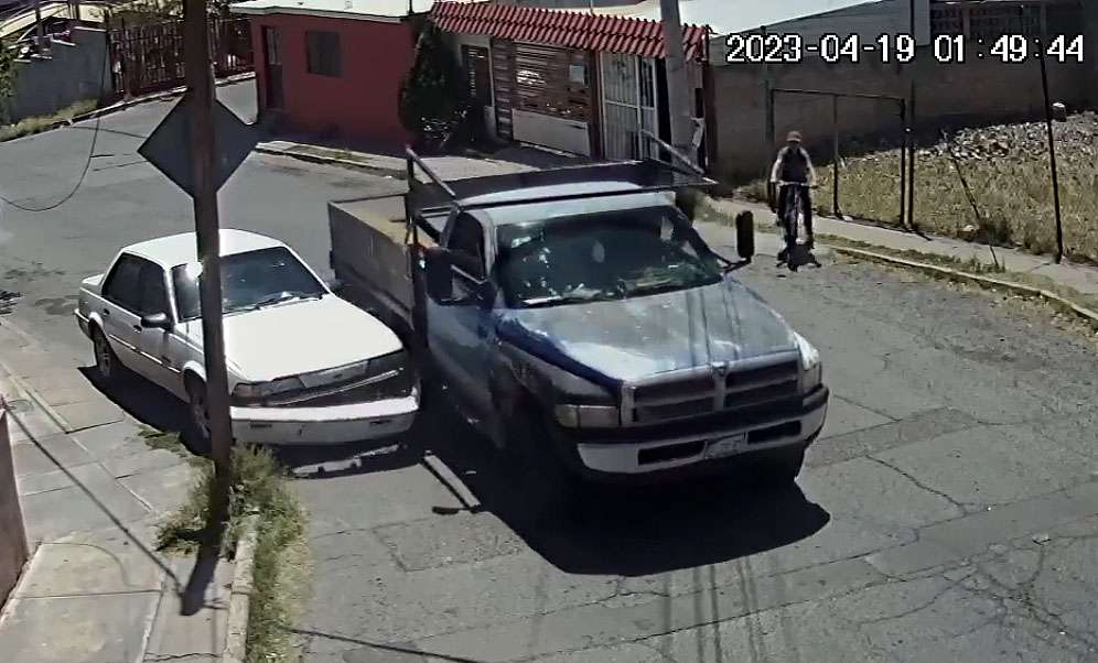 Choca carro estacionado y huye ahora lo buscan | El Bordo