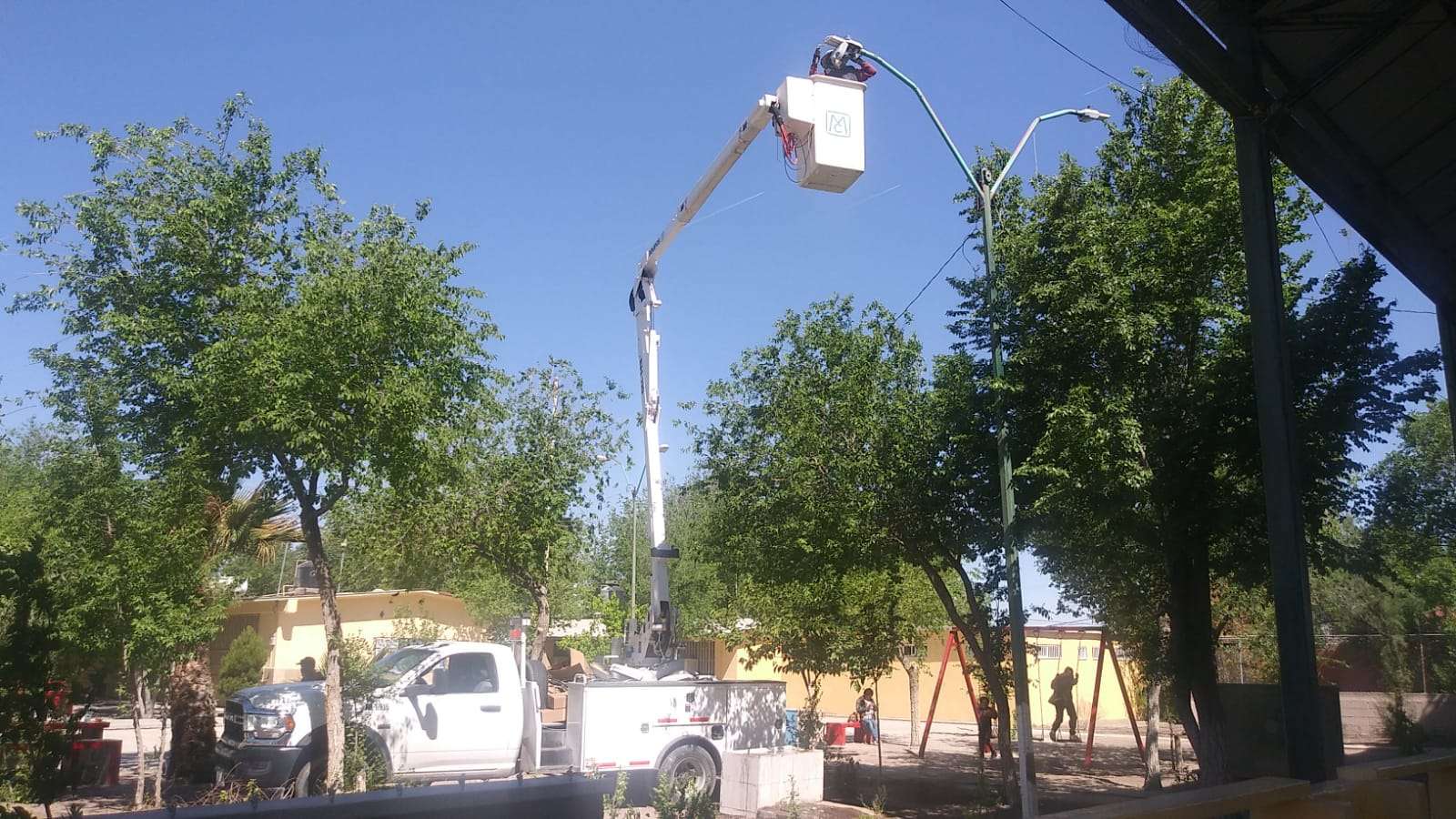 Trabaja Alumbrado Público en instalación de luminarias led en la colonia México 68 | El Bordo