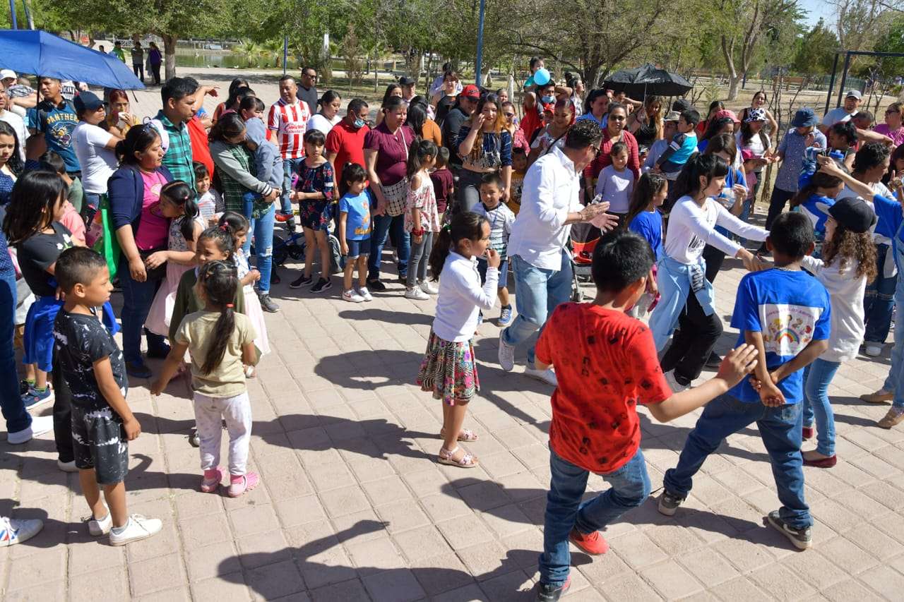 Celebran familias el Día de la Niñez en el Parque Central* | El Bordo