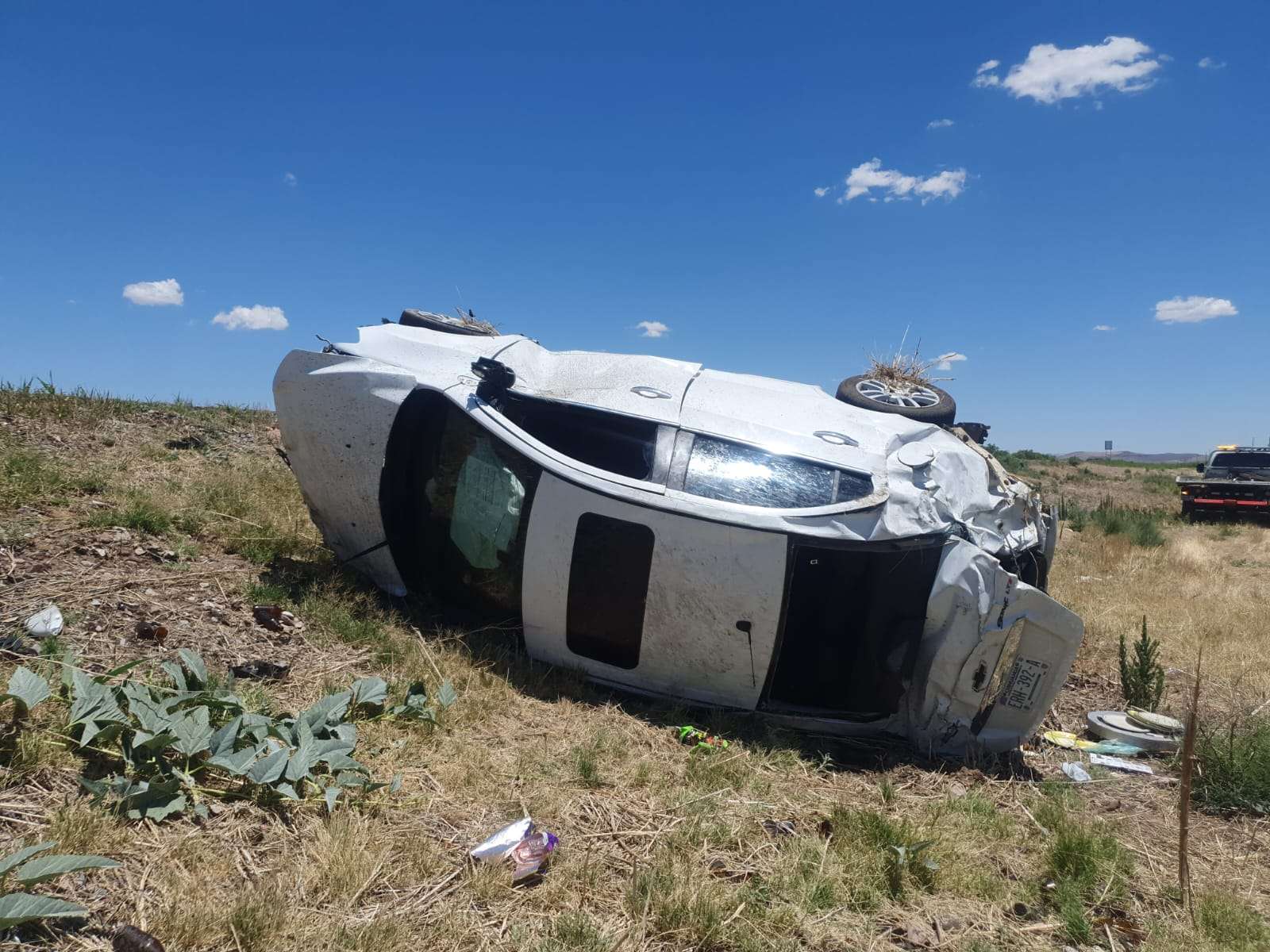Aparatosa volcadura deja dos lesionados en carretera Chihuahua - Juárez | El Bordo