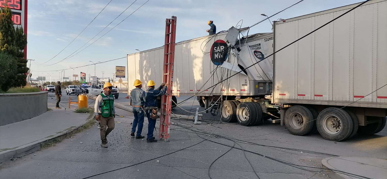 Conductor De Tráiler Derriba Un Poste De Luz El Bordo