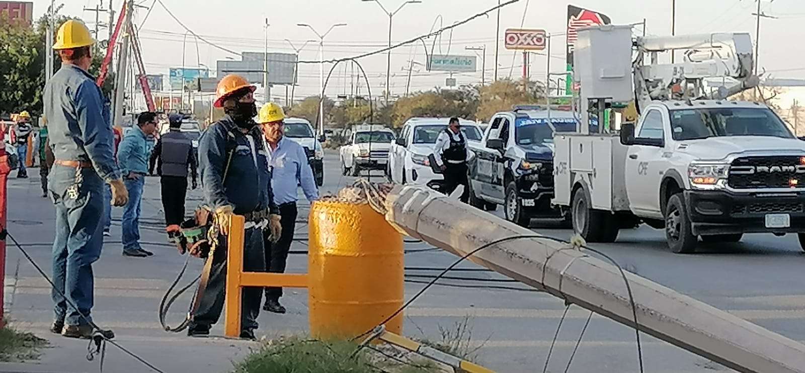 Conductor De Tráiler Derriba Un Poste De Luz El Bordo