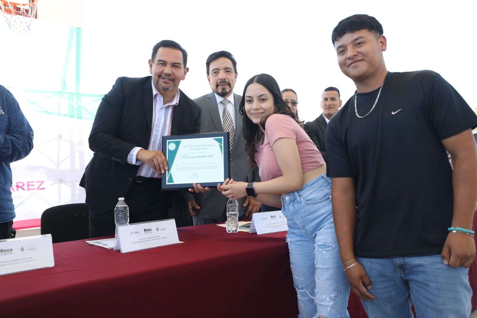 Entrega alcalde domo y 168 becas a estudiantes de la UTPN | El Bordo