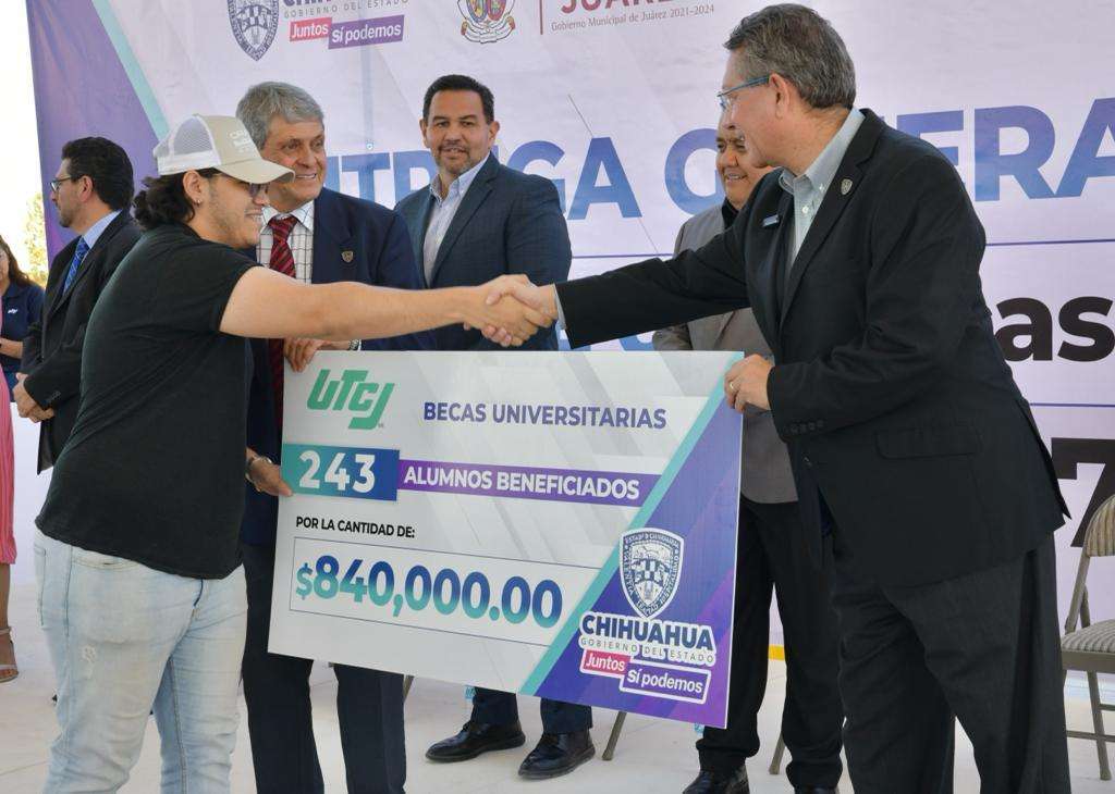 Entregan becas a estudiantes de la UTCJ | El Bordo
