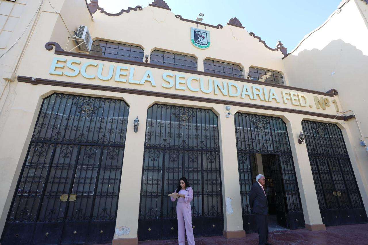 Entrega presidente Pérez Cuéllar obras de remodelación en la Escuela ...