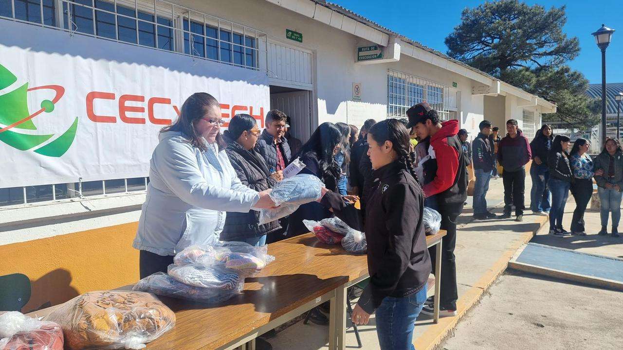 Entregan chamarras a estudiantes del Cecytech de El Vergel | El Bordo
