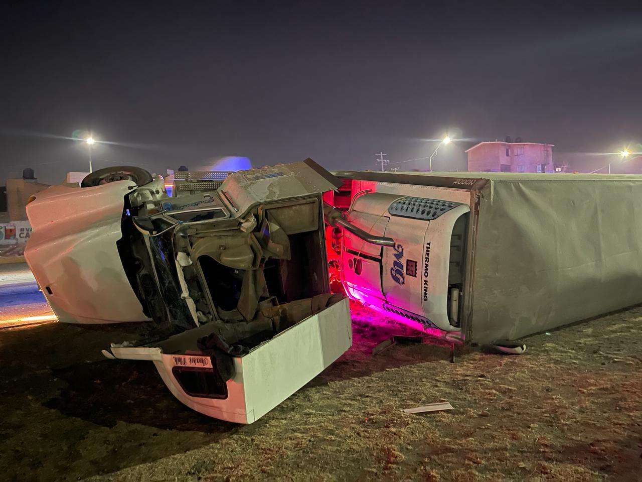 Aparatosa volcadura de tráiler al norte de Chihuahua deja herido y saqueo | El Bordo