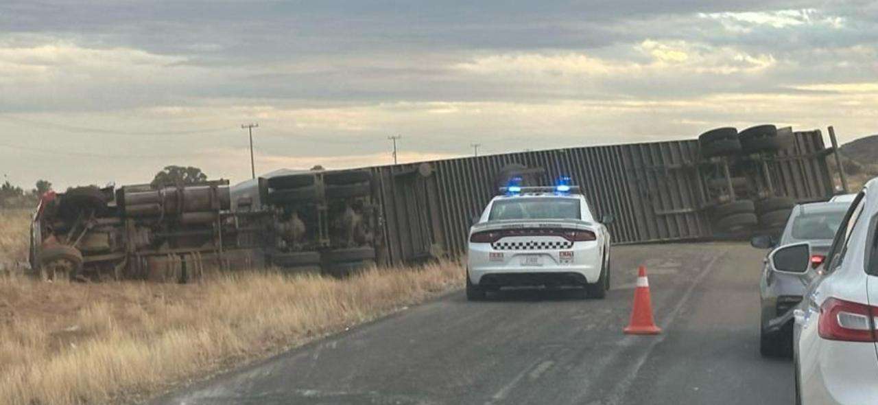 Aparatosa volcadura de tráiler en la carretera Chihuahua-Juárez causa caos vehicular | El Bordo