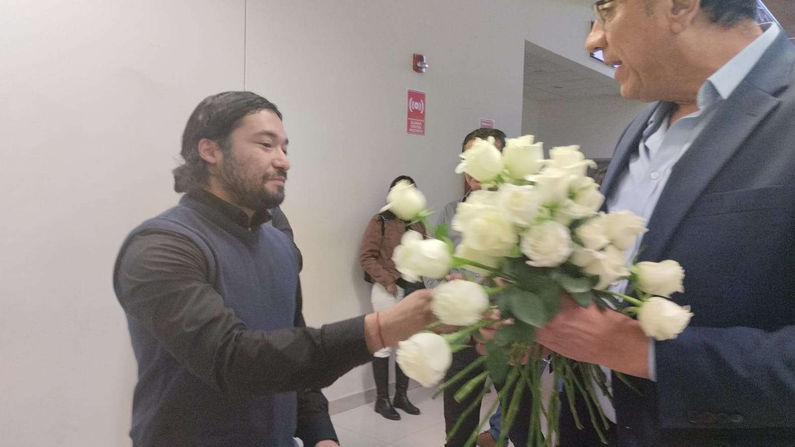 Despiden empleados estatales con valla y flores a Rogelio Loya | El Bordo