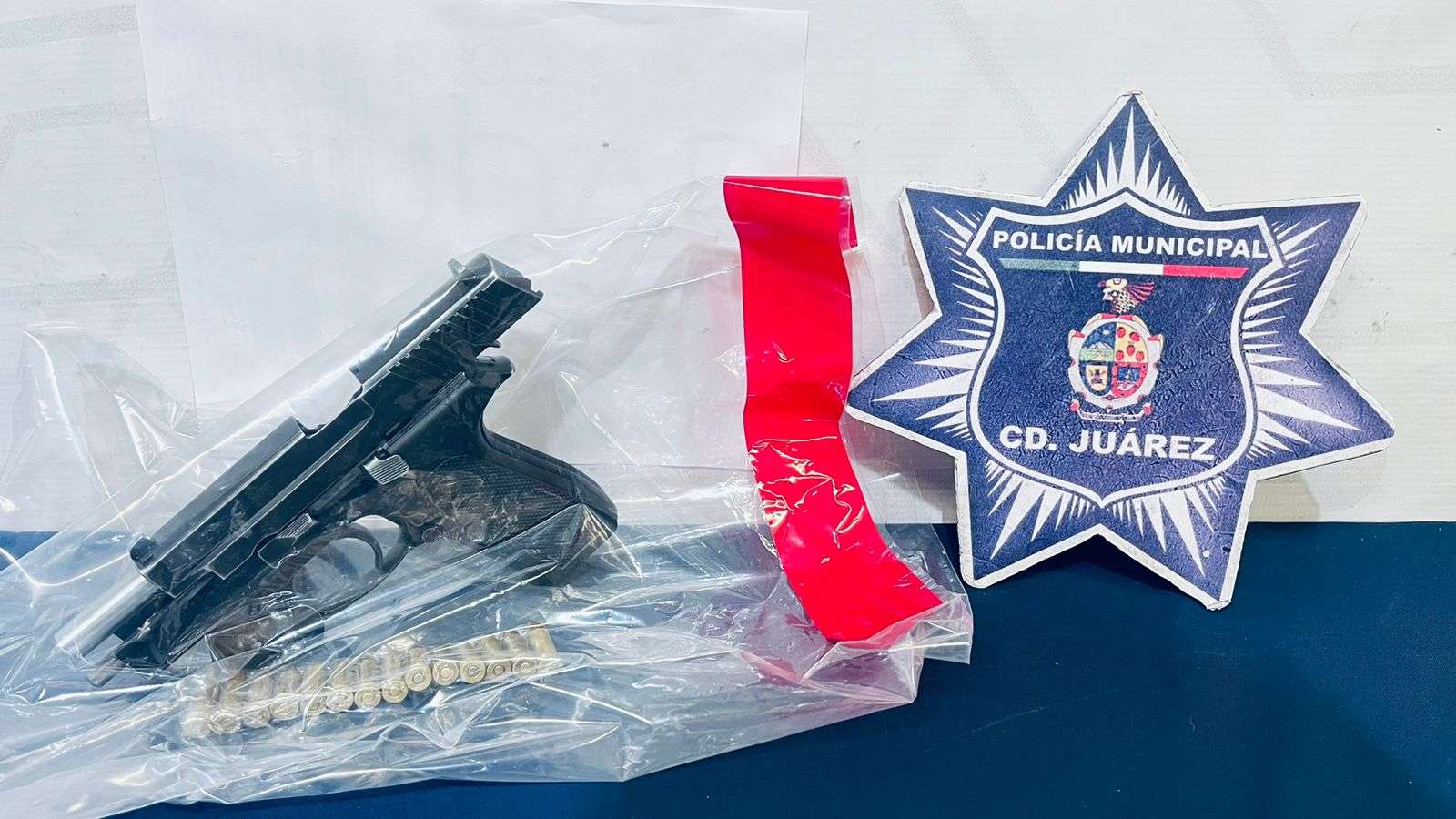 Detienen A Un Hombre Y Una Mujer En Posesión De Arma De Fuego Calibre 9