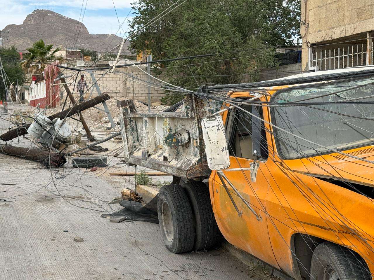 Choque contra poste de CFE deja a colonia Morelos sin luz | El Bordo