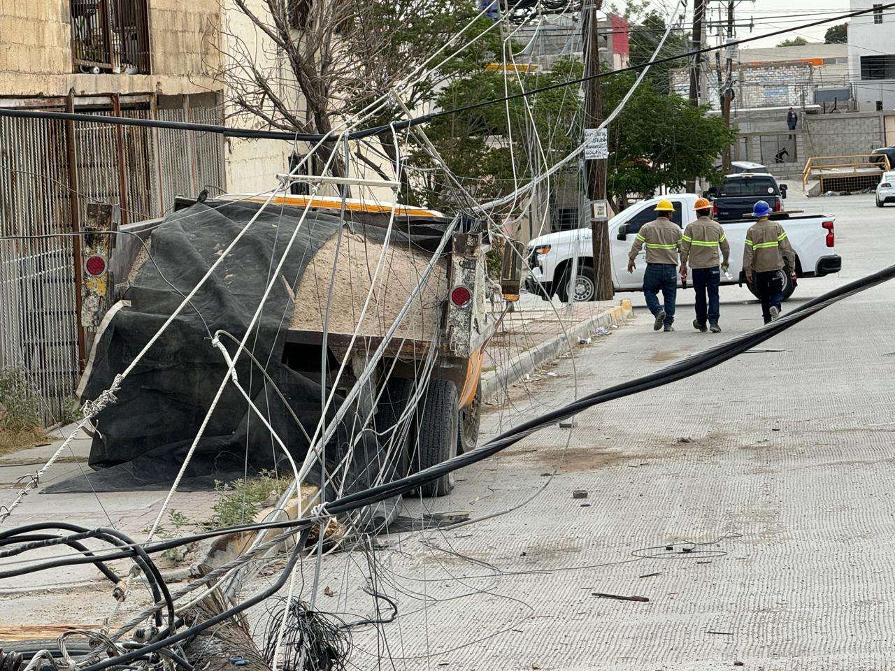 Choque contra poste de CFE deja a colonia Morelos sin luz | El Bordo