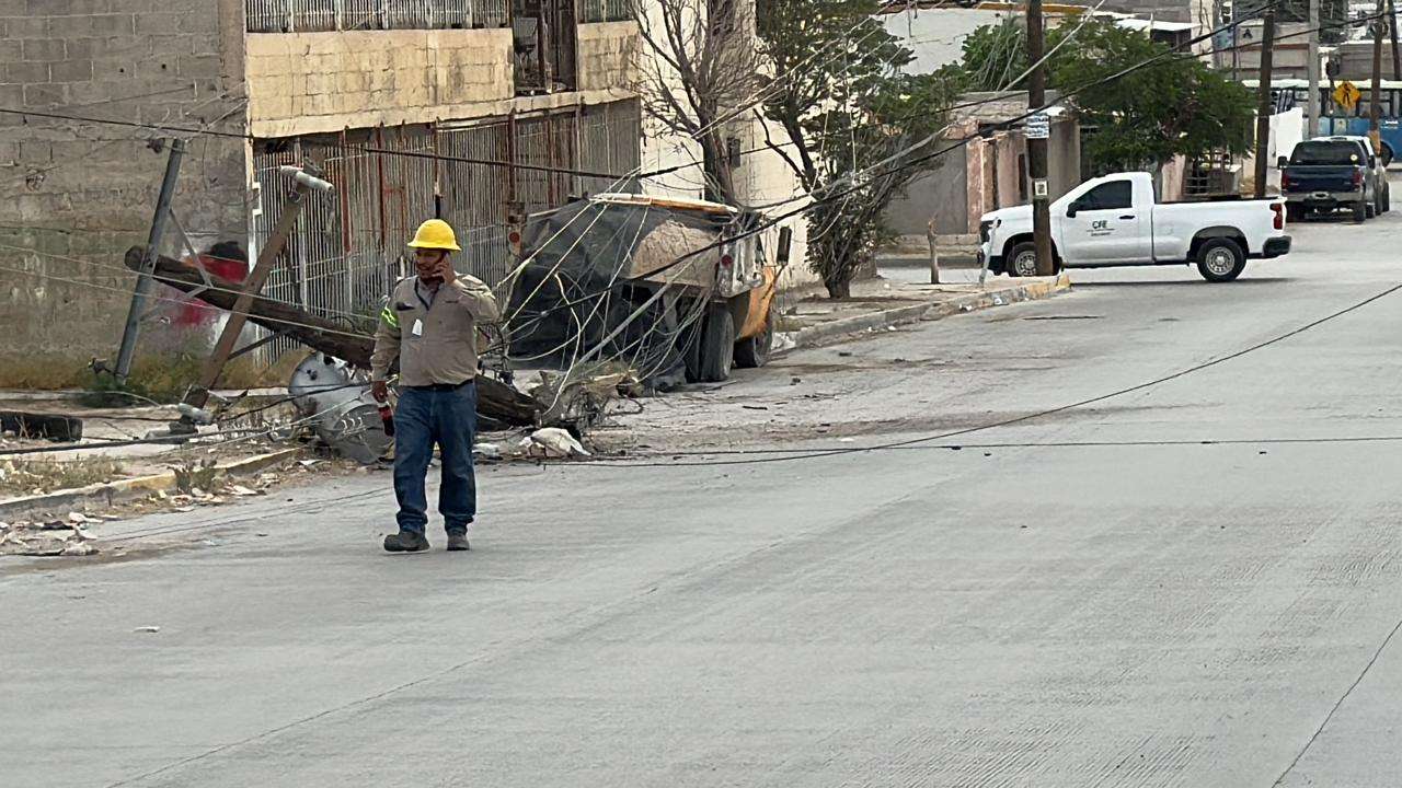 Choque contra poste de CFE deja a colonia Morelos sin luz | El Bordo