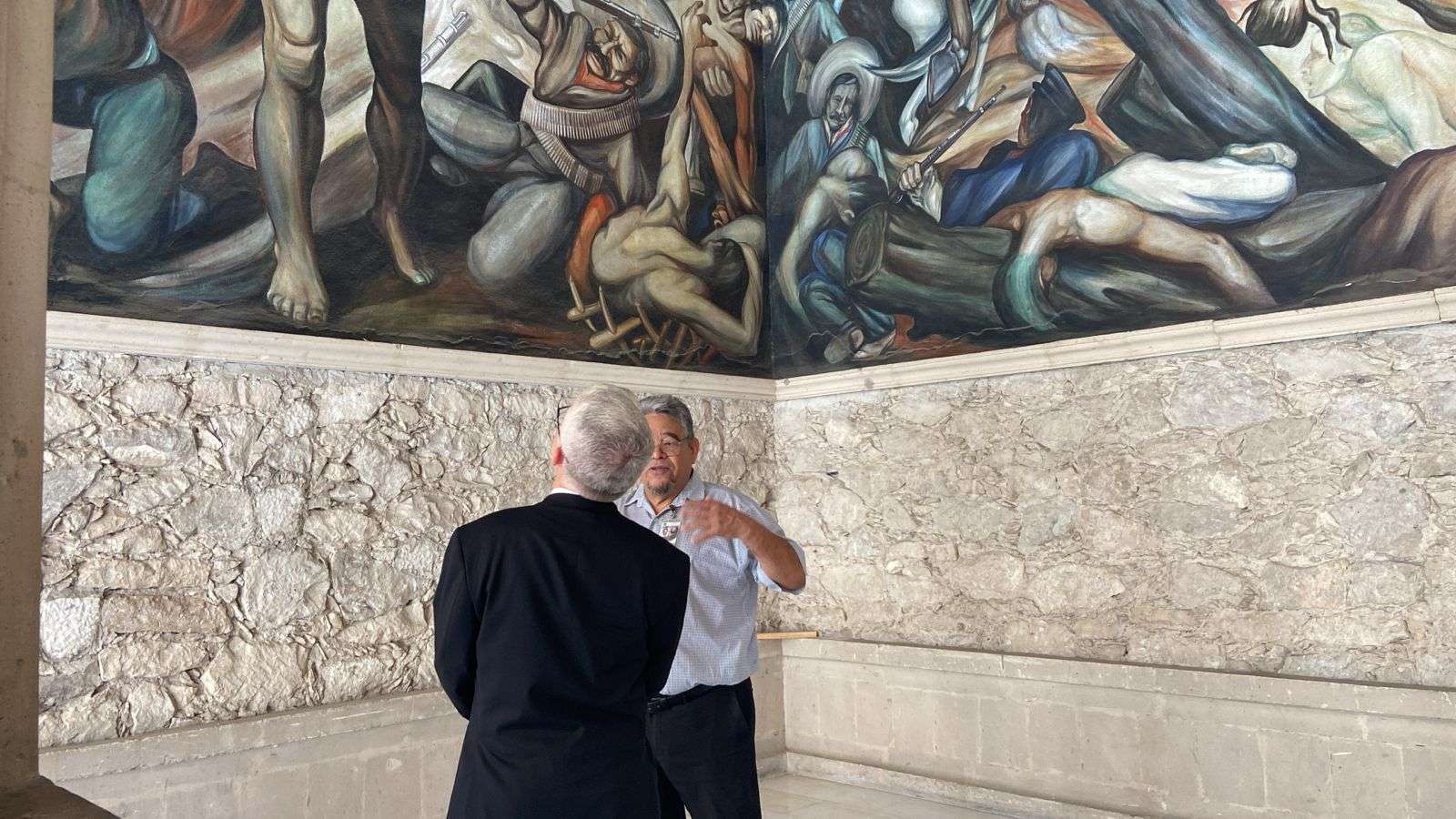 Recorre cónsul Rafael Foley Palacio de Gobierno | El Bordo