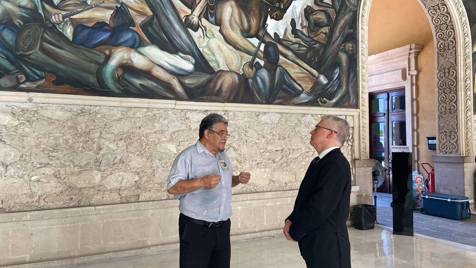 Recorre cónsul Rafael Foley Palacio de Gobierno | El Bordo