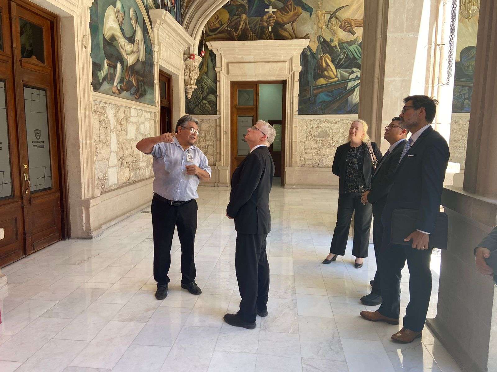 Recorre cónsul Rafael Foley Palacio de Gobierno | El Bordo