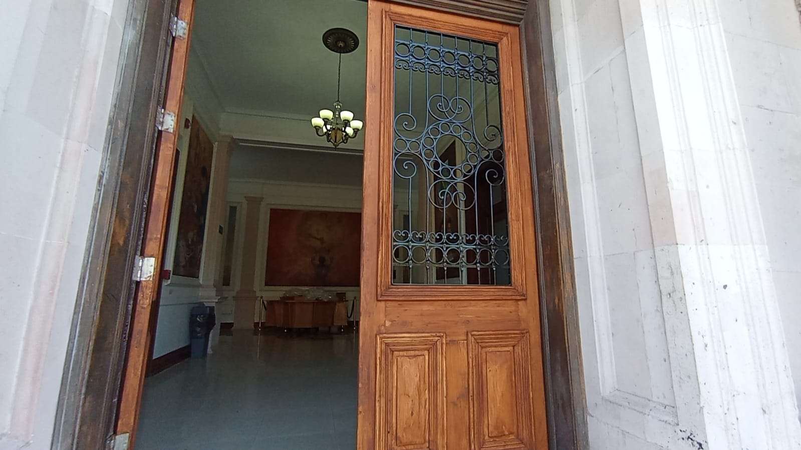 Instalan nueva puerta en Rectoría de la Uach | El Bordo