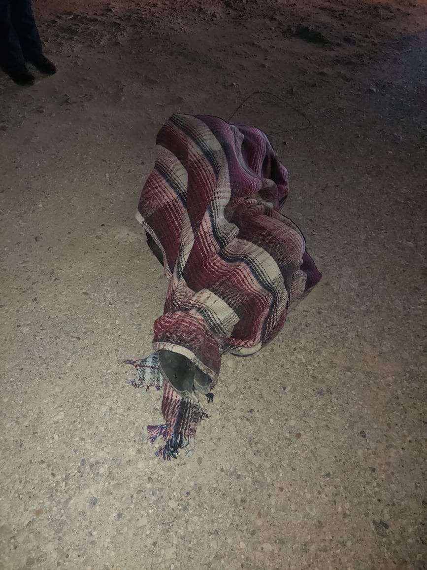 Tiran cadáver de hombre envuelto en cobija y con un alambre en la cabeza | El Bordo