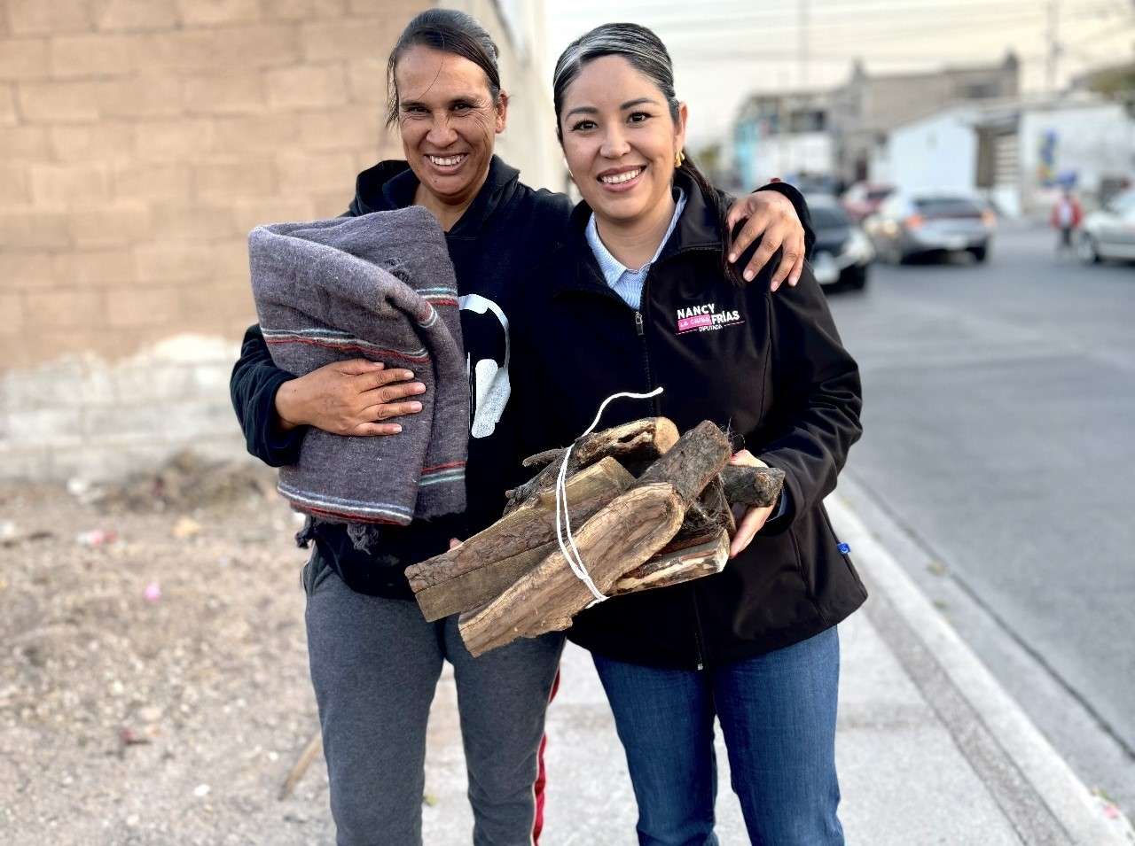 Entrega Nancy Frías apoyos para mitigar el frío en el Distrito 12 | El ...