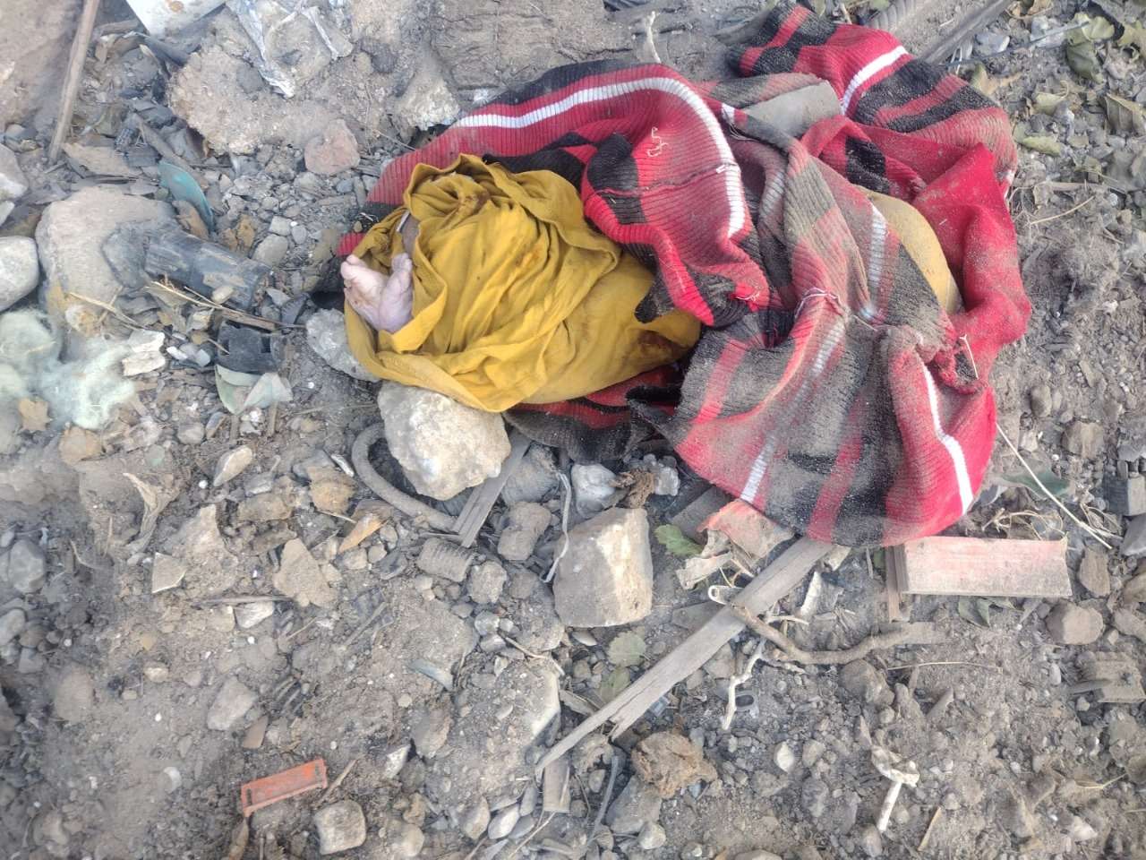 Encuentran cuerpo de bebé sepultado en patio de vivienda | El Bordo