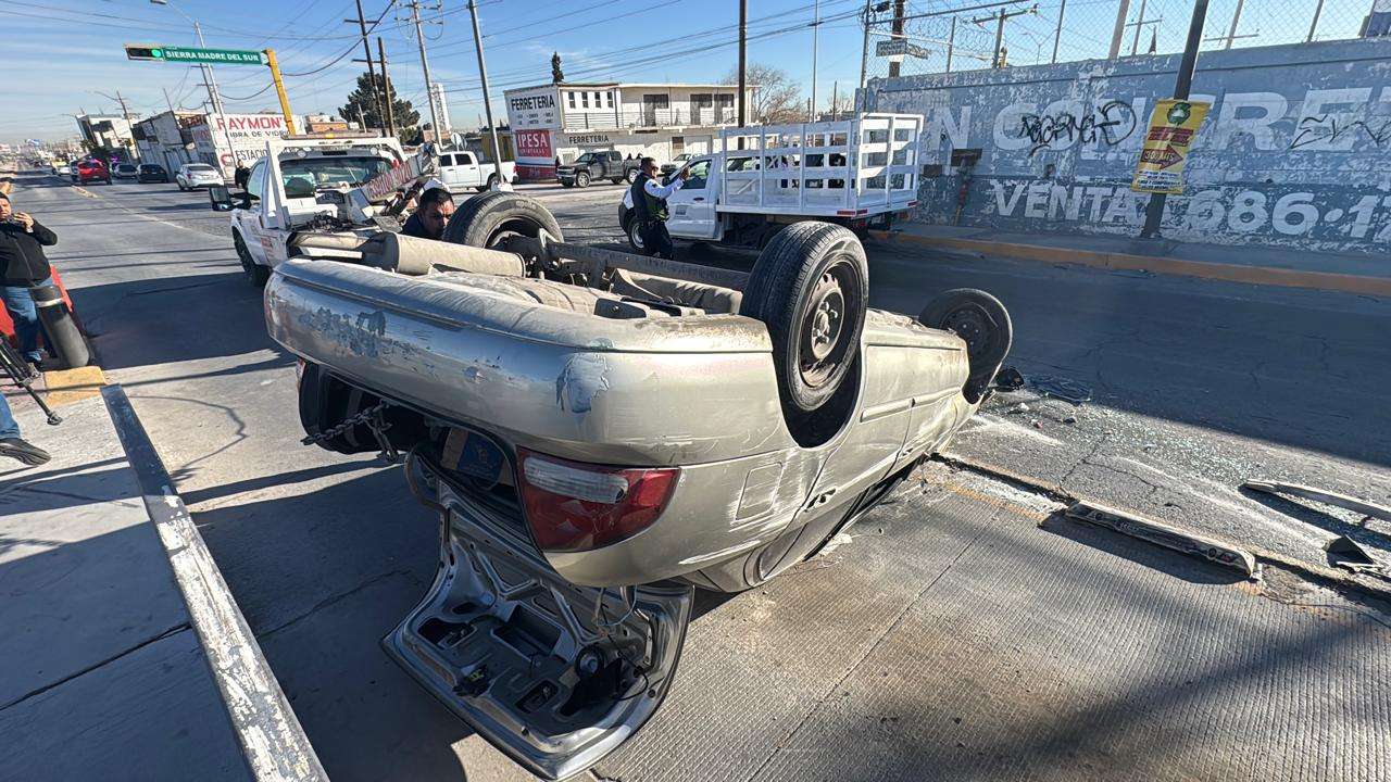 Se vuelca auto en el Eje Vial Juan Gabriel | El Bordo