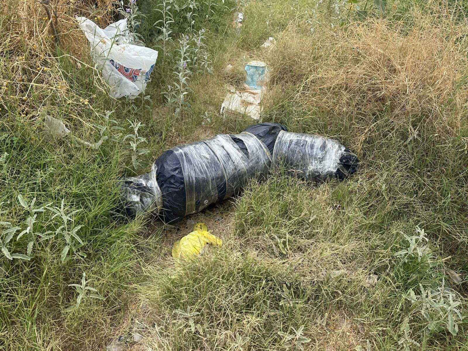Arrojan cadáver envuelto en una lona a un arroyo | El Bordo