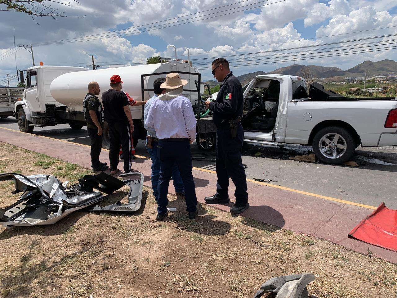 Queda conductor atrapado al chocar contra pipa | El Bordo