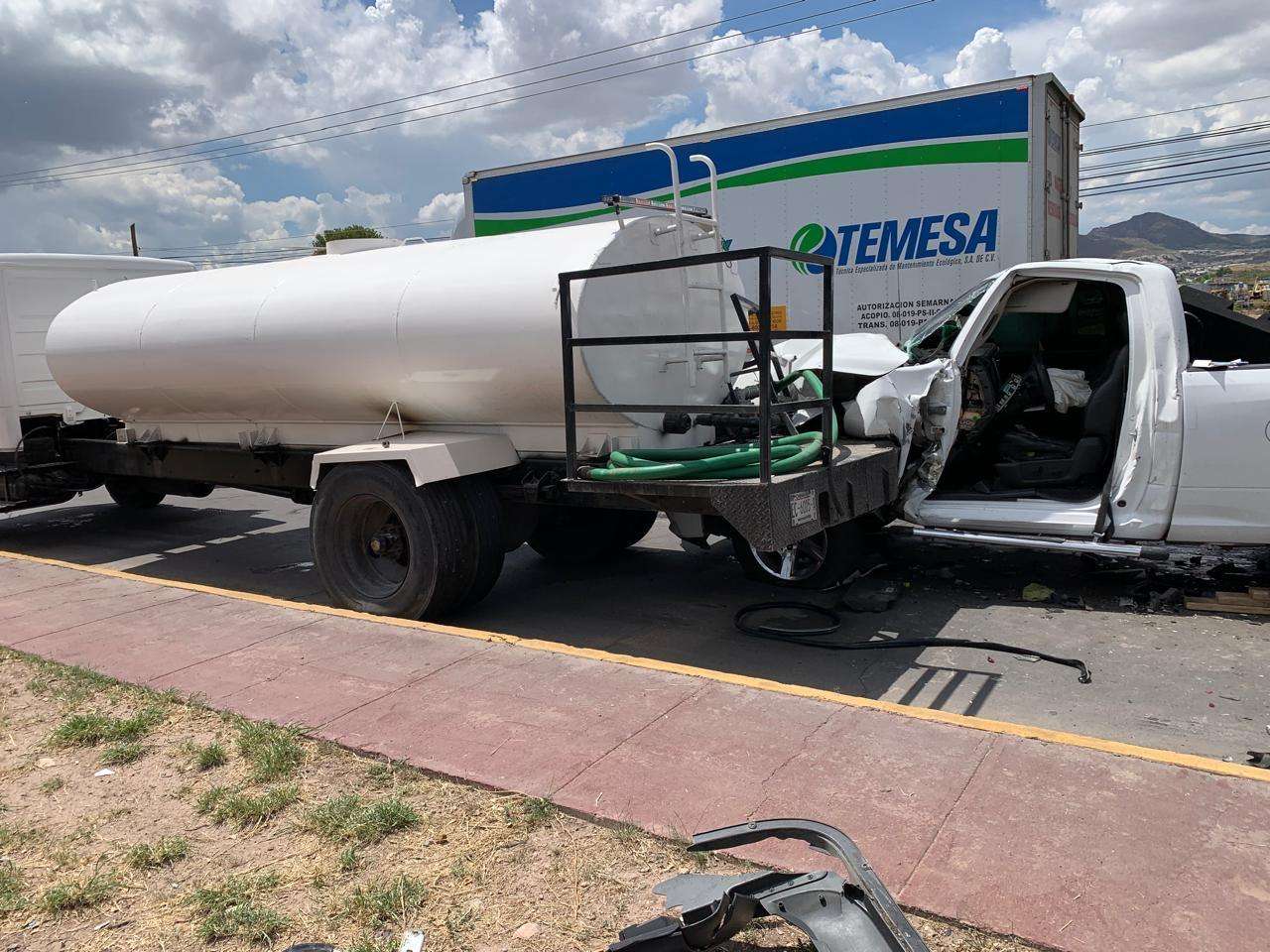 Queda conductor atrapado al chocar contra pipa | El Bordo