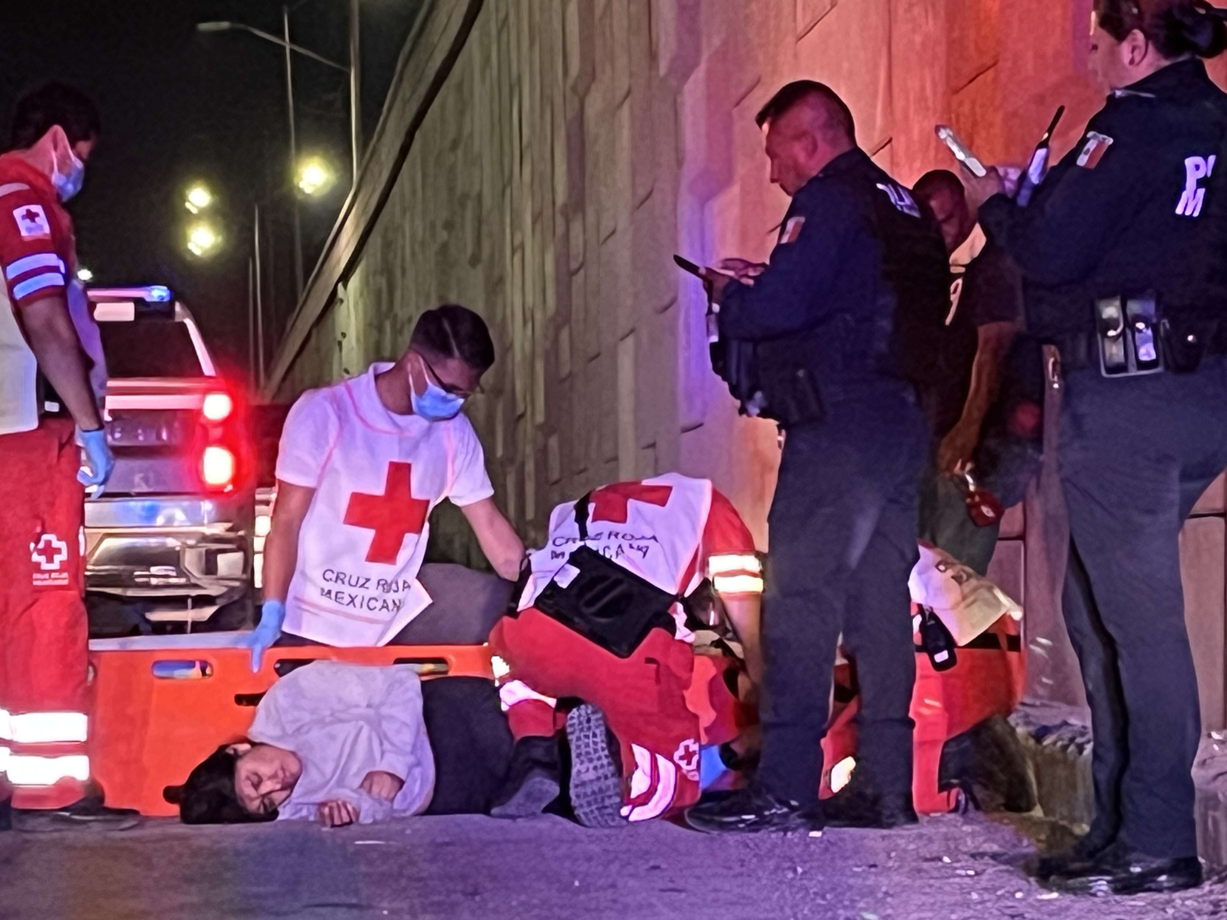 Mujer resulta lesionada tras lanzarse de un puente en la carretera Panamericana | El Bordo