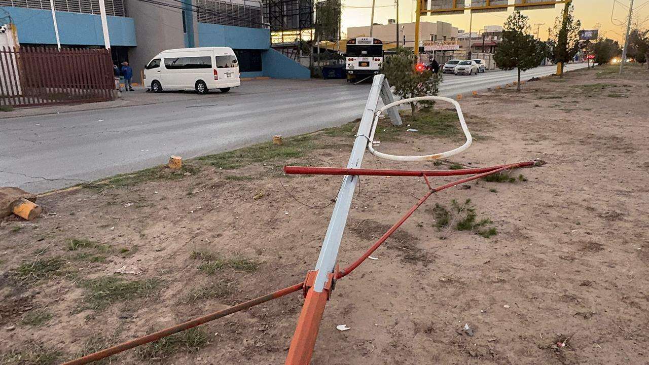 Se duerme chofer de transporte de personal y derriba poste de la CFE ...