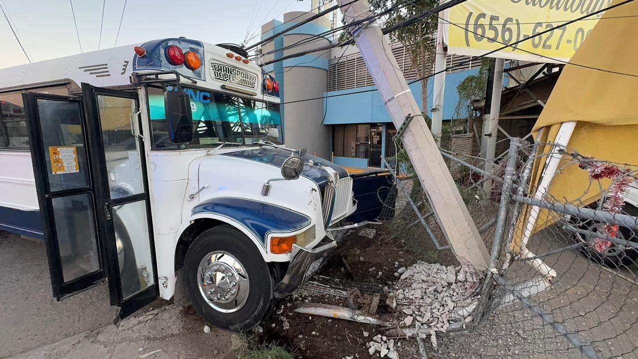 Se duerme chofer de transporte de personal y derriba poste de la CFE ...