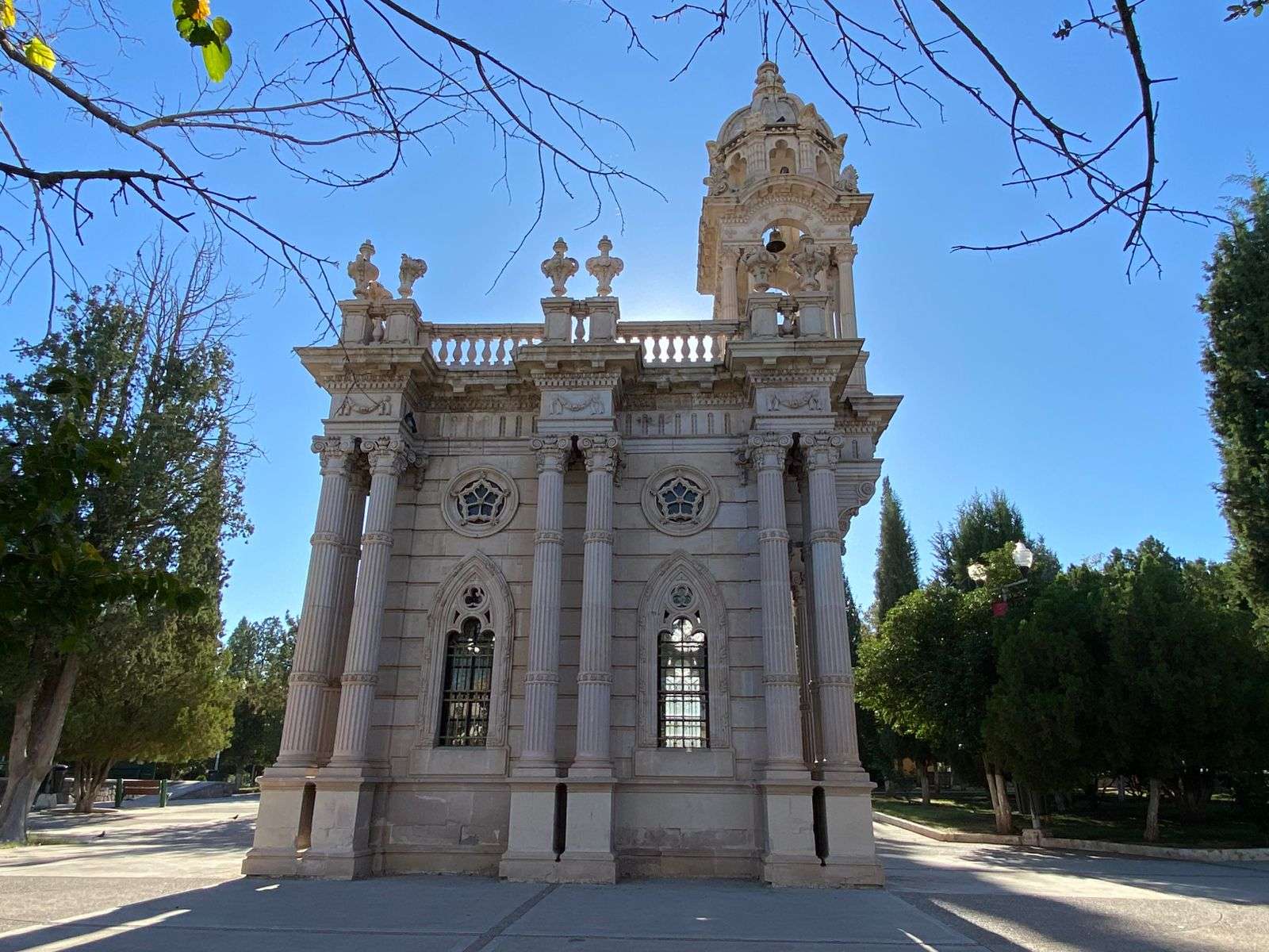 Se encuentra en mal estado y sucio Mausoleo de Villa en Parque ...