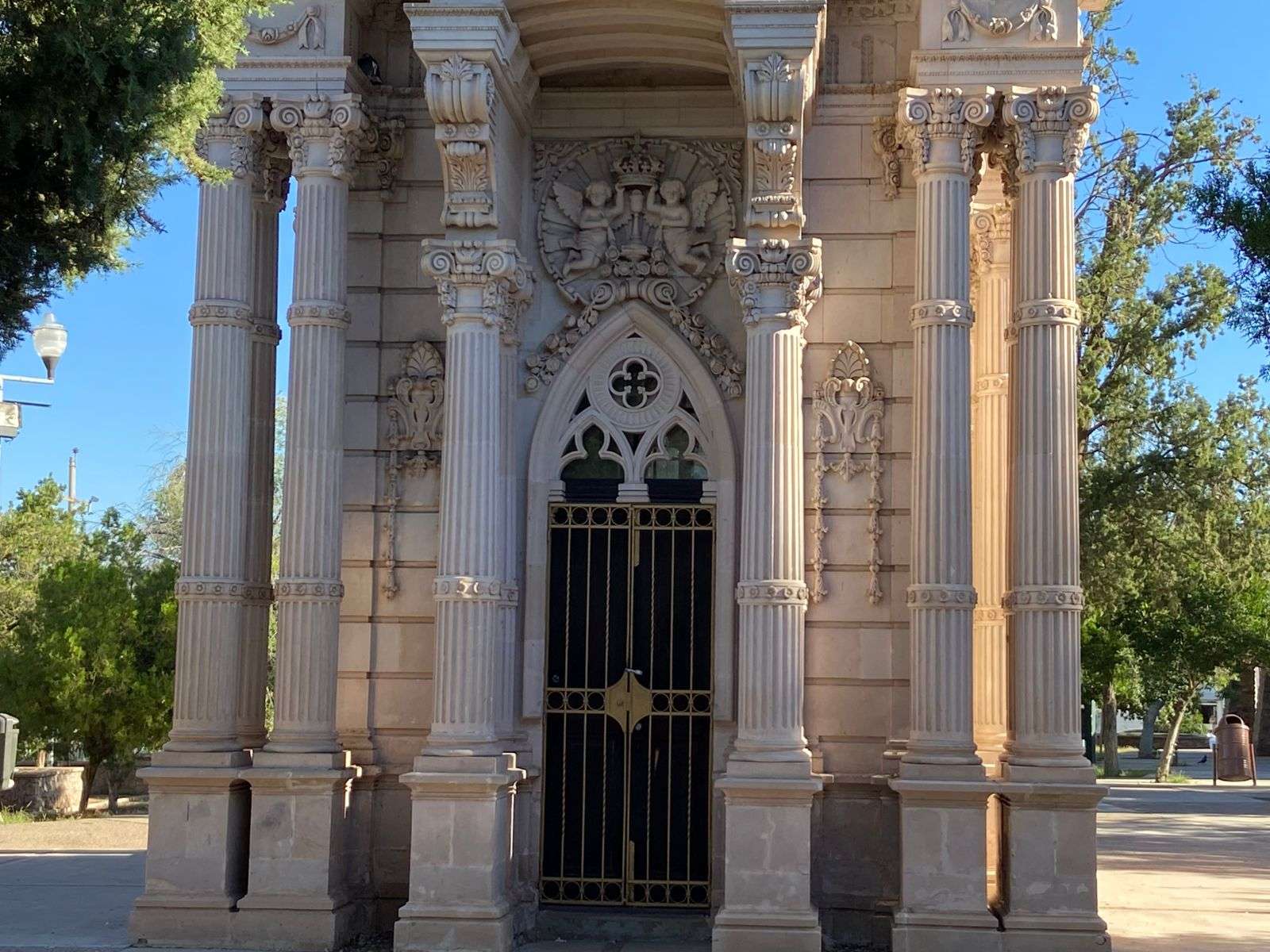 Se encuentra en mal estado y sucio Mausoleo de Villa en Parque ...