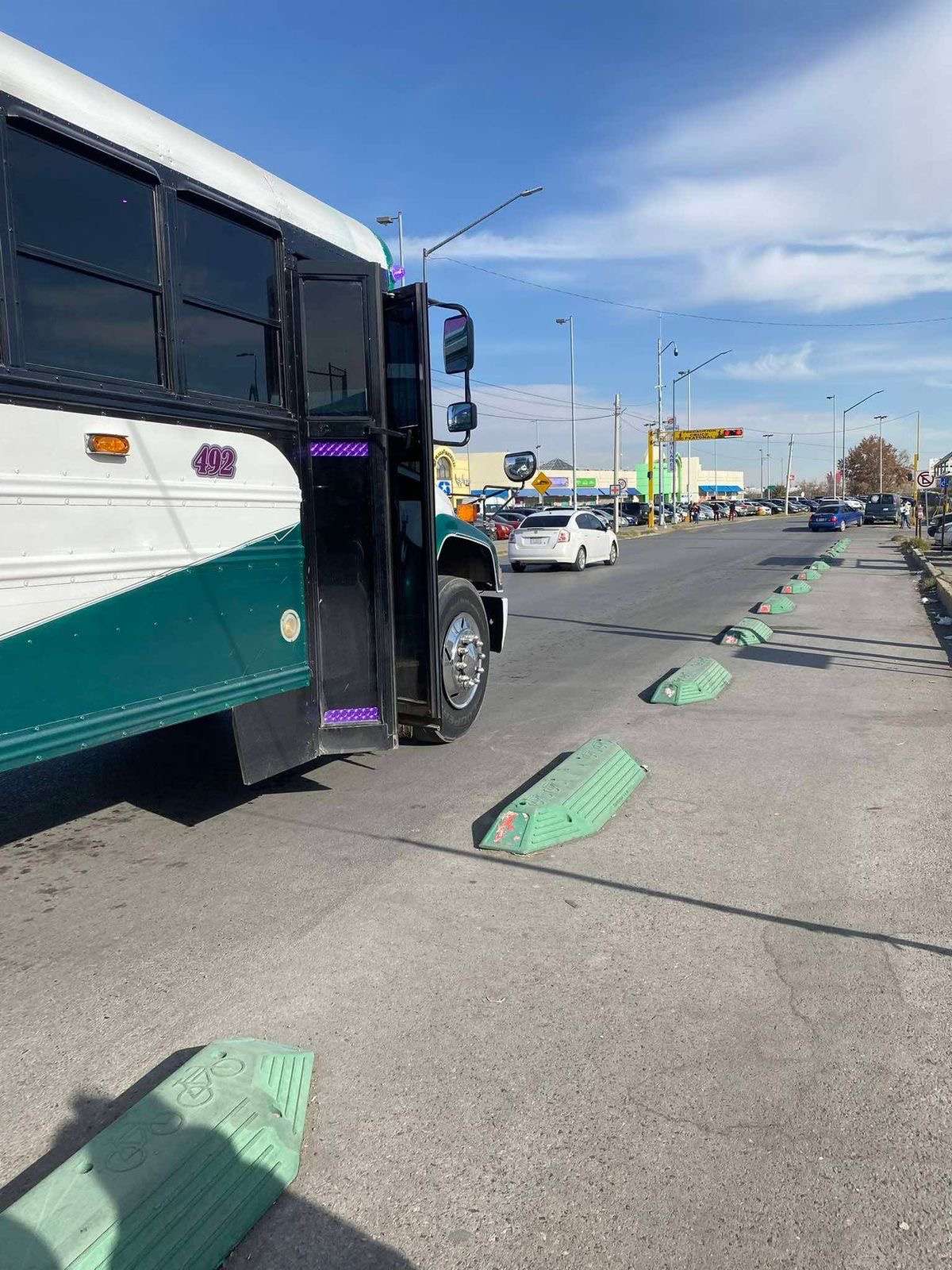 Reparte joven vestido de Santa juguetes en rutera | El Bordo